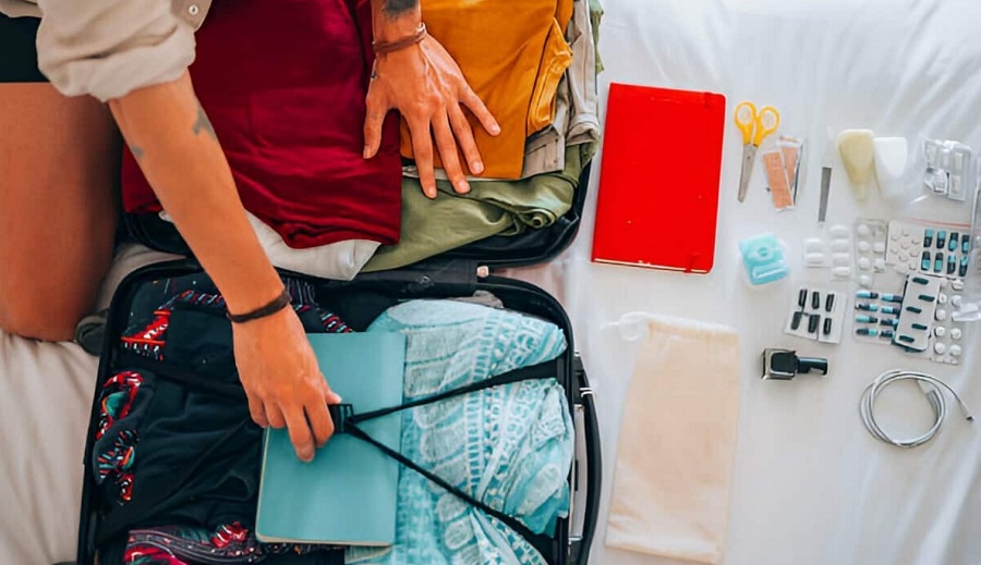 دليلك الشامل لجميع لوازم السفر الأساسية للرجال - تريند